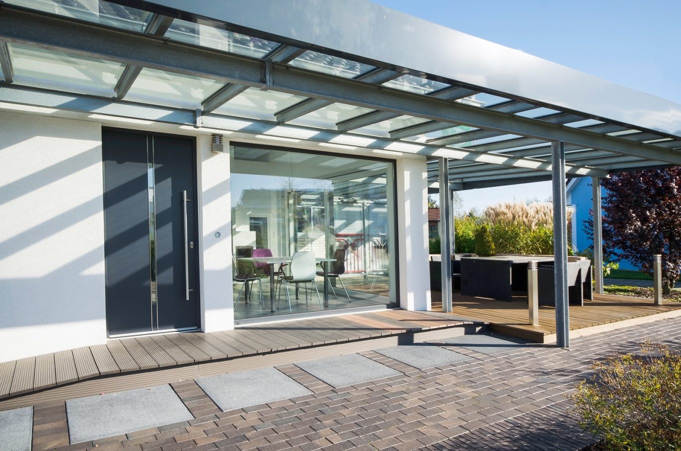 moderner Hauseingang, Sommer | Luxury Screens